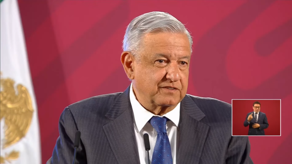 De mano y beso: AMLO cumplió